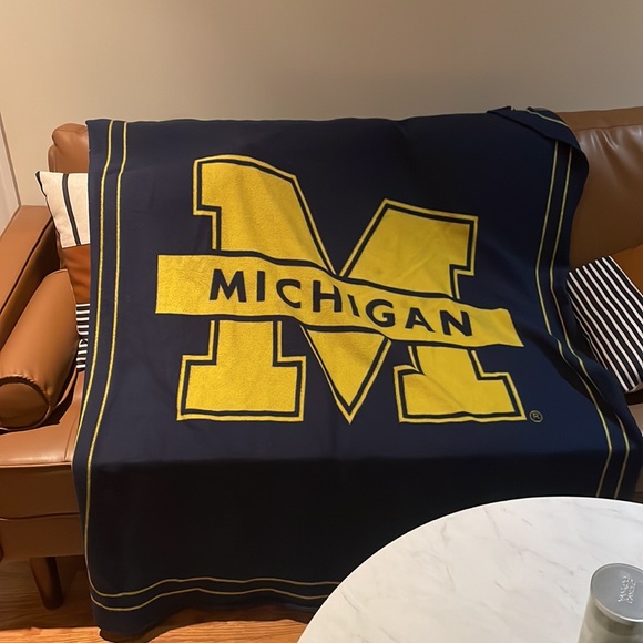 Bedding | University Of Michigan Maize And Blue Fleece Throw Blanket ...
